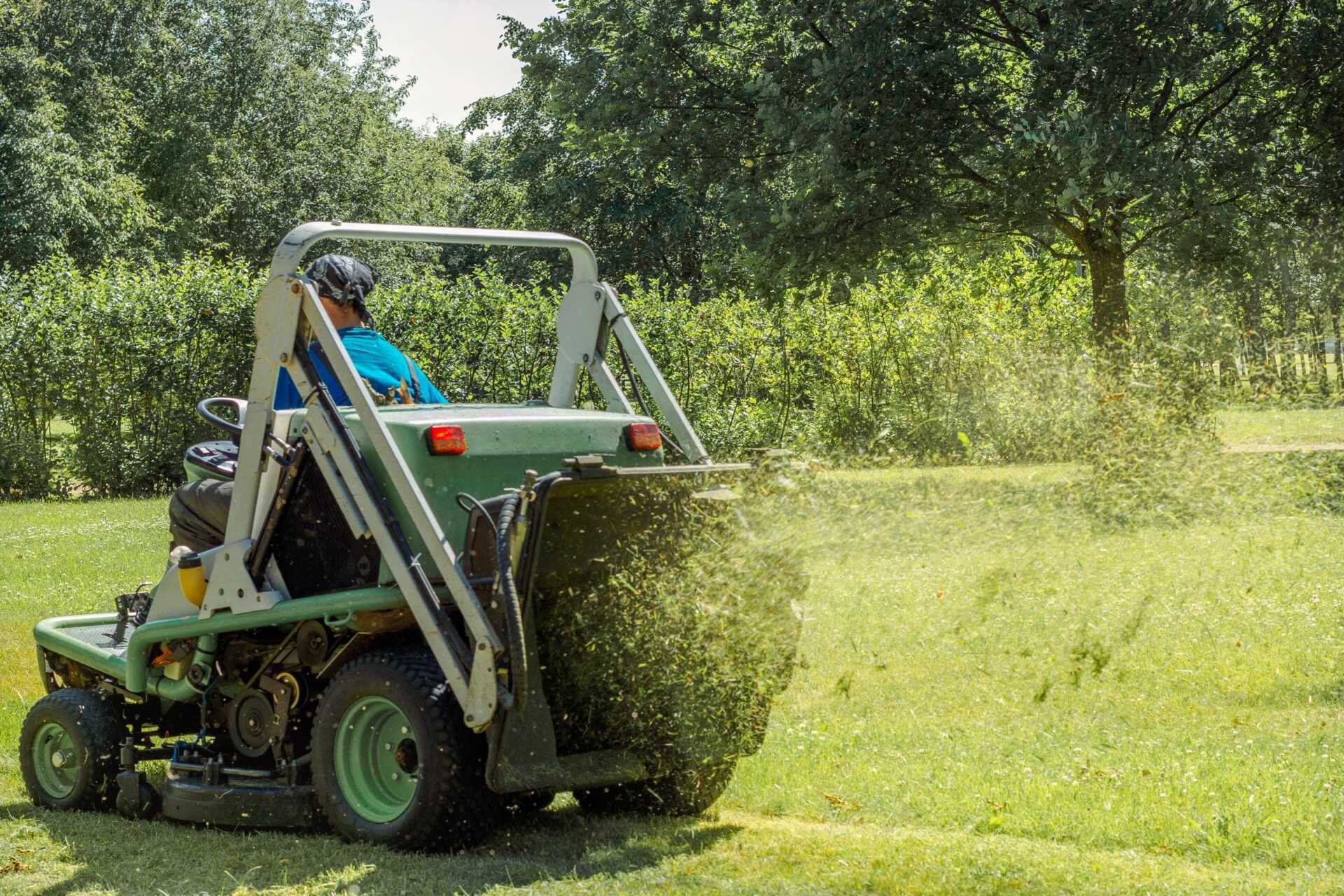 Sustainable Fall Turf Fertilization: A Complete How-To Guide | MJR ...